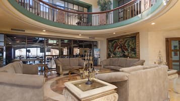 Apartamento em Condomínio Fechado, várias camas, varanda, vista para o oceano (401) | Lobby