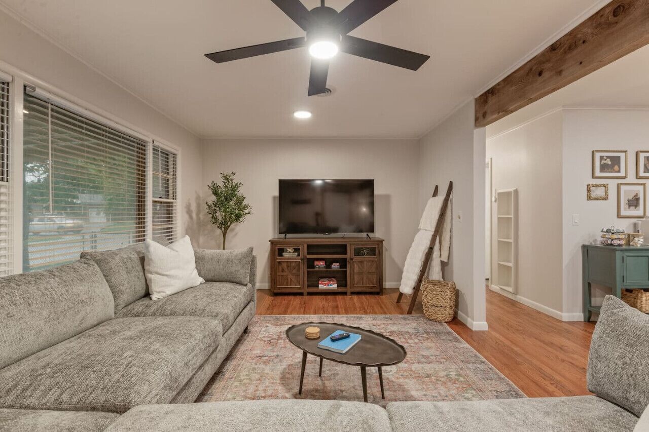 Rustic Charm Owasso | 2br Big Backyardnear Tulsa - Owasso, OK