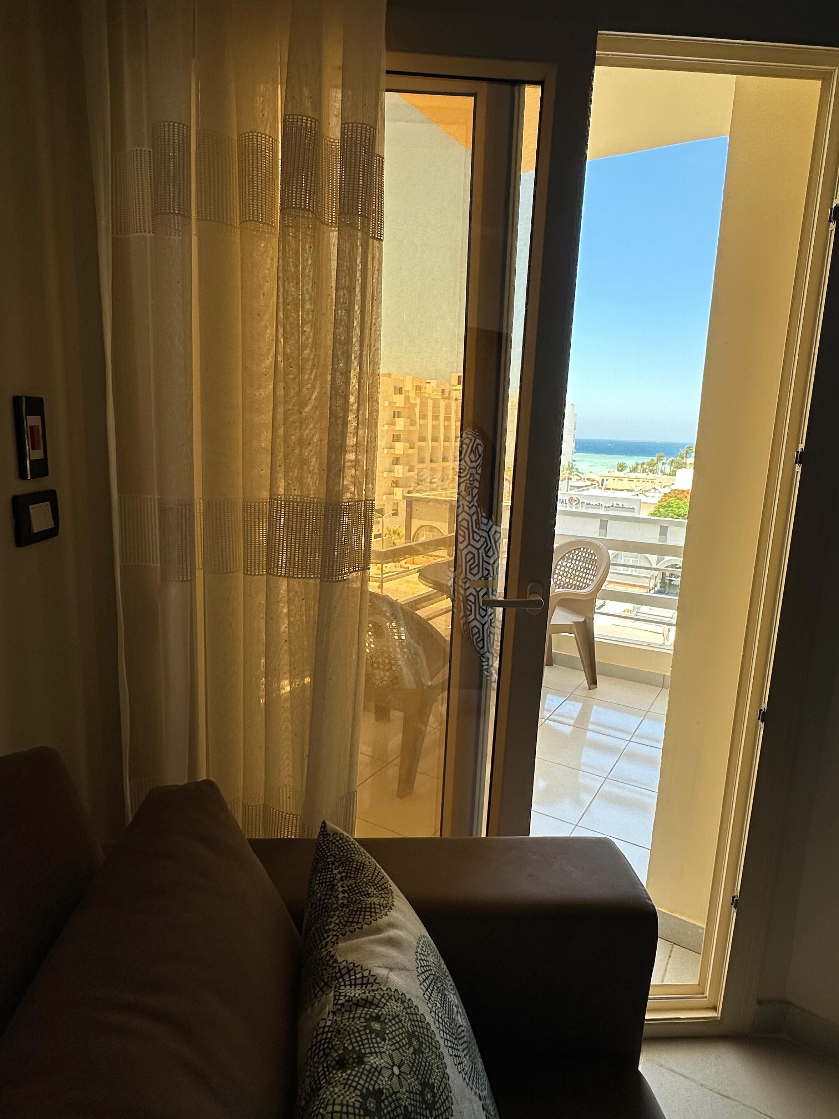 Studio Apartment with Balcony R-219 | Secretária, secretária adequada para computadores portáteis 