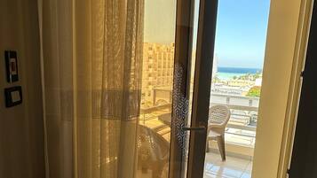 Studio Apartment with Balcony R-219 | Secretária, secretária adequada para computadores portáteis