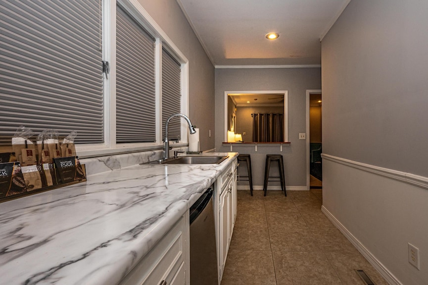 Luxury Hot Tub Suite W/ In-room Hot Tub & King Bed 1br, 1ba - 布朗郡