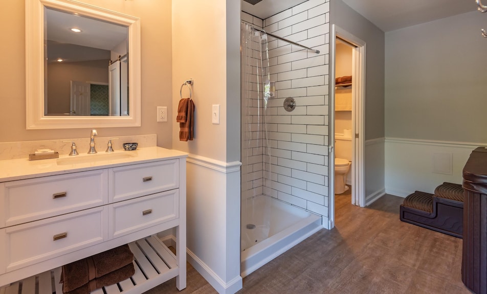 Luxury Hot Tub Suite W/ In-room Hot Tub & King Bed 1br, 1ba - 布朗郡