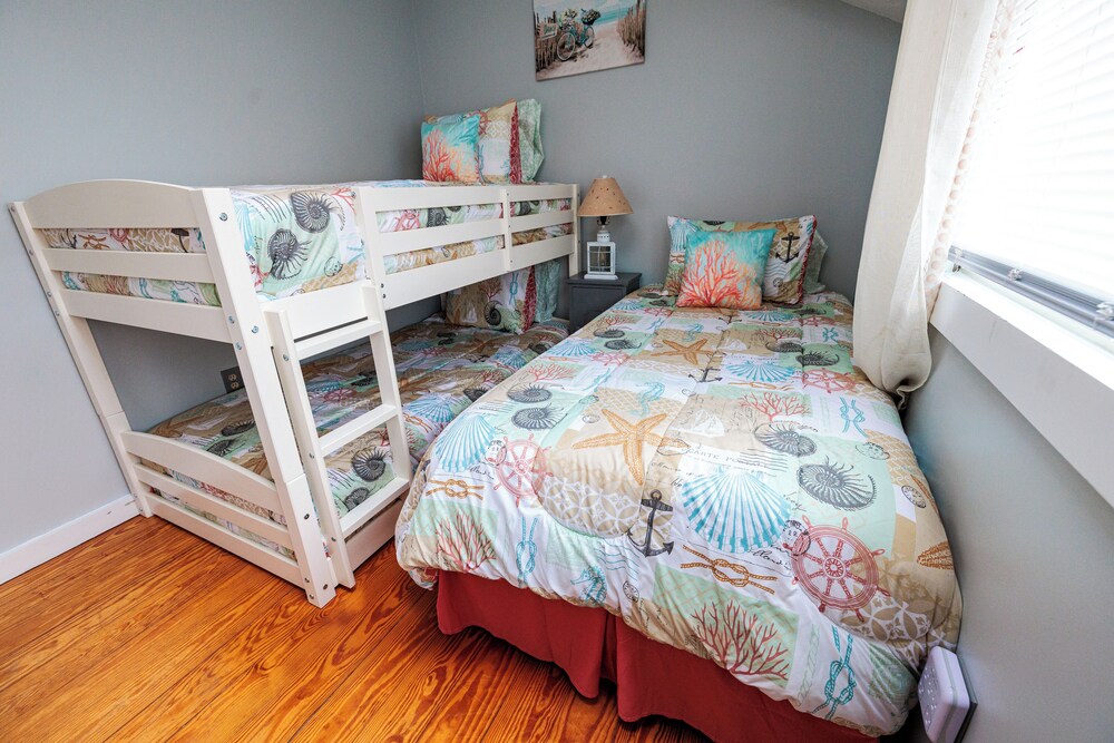 STEPS to Private Beach-7 Beds, 11 guests, Pool, Fenced Yard, River ...