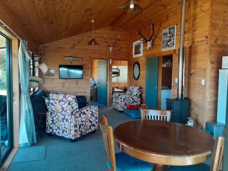 The 8 Point Inn , Water Views Quiet Pet Friendly Cottage - 타우포 호