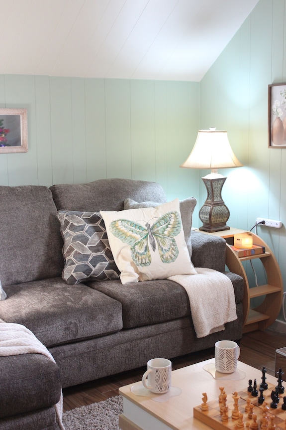 Cozy Second-floor Stylish & Comfortable Stay - Mankato