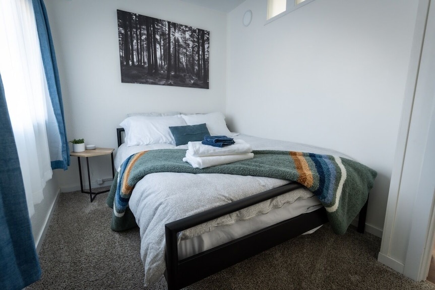 Private Ground Level Suite With Full Kitchen - Alberta