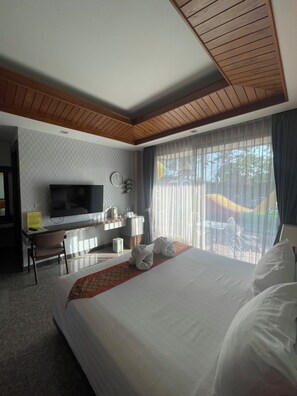 Quarto, não fumadores, vista para a piscina | Secretária adequada para computadores portáteis, Wi-fi grátis 