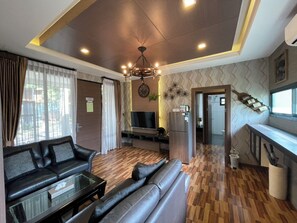 Suite, casa de banho privativa, vista para o jardim | Secretária adequada para computadores portáteis, Wi-fi grátis 