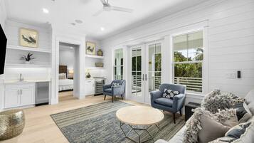 Casa, piscina privativa | Sala de estar | Smart TV de 65 de polegadas com canais digitais, Netflix, Hulu