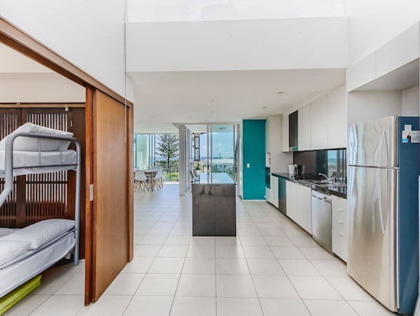 Luxe Oceanfront Haven With A Rooftop Spa - Kingscliff