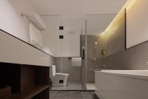 Quarto casal superluxo, vista para a cidade | Banheiro | Chuveiro, produtos de toalete grátis, secador de cabelo, chinelos