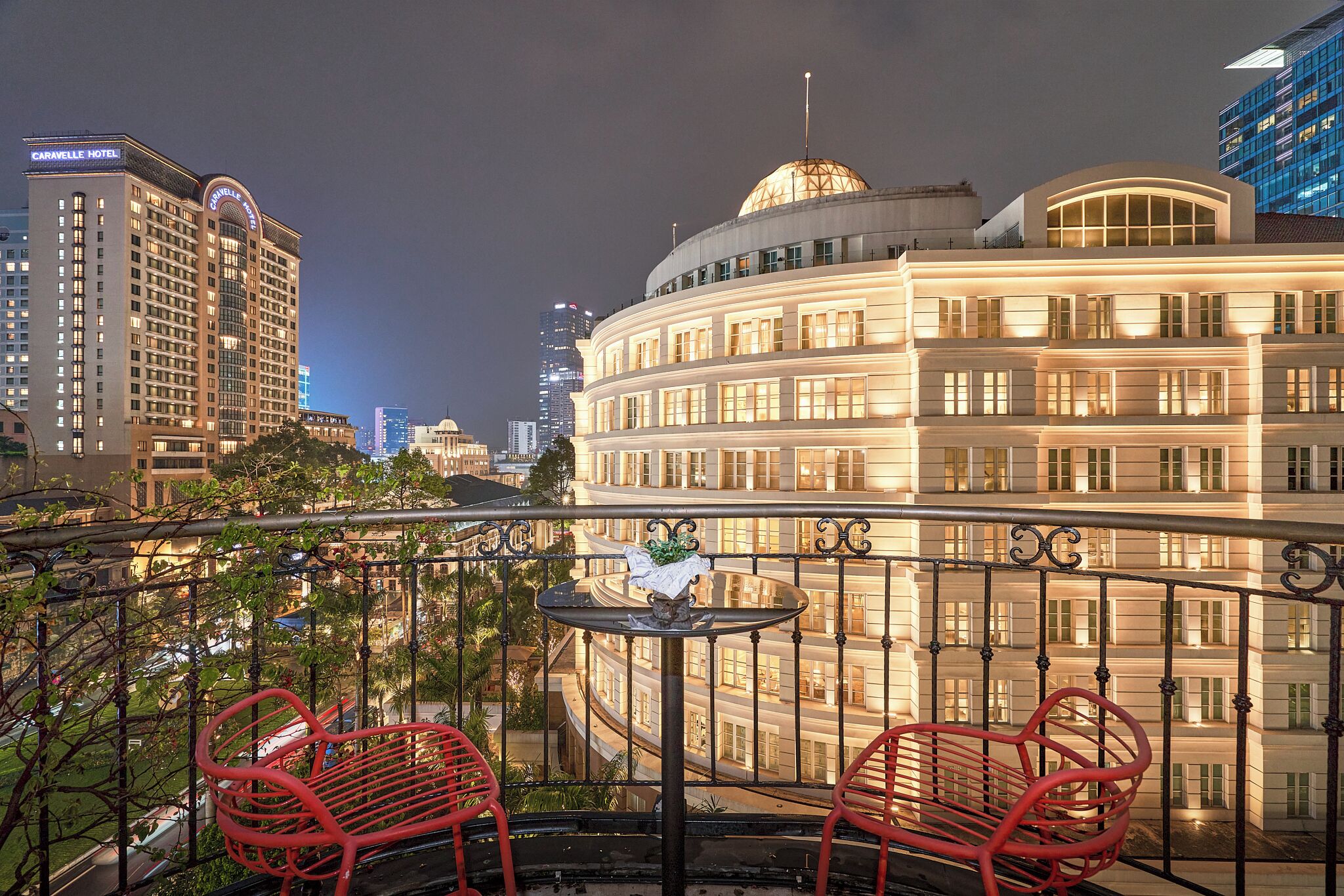 Um hotel com design arquitetônico clássico, destacando-se por uma cúpula imponente e várias varandas.