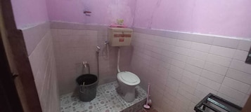 Quarto Duplo Standard | Casa de banho | Um polibã, artigos de higiene pessoal grátis, toalhas fornecidas, sabão 