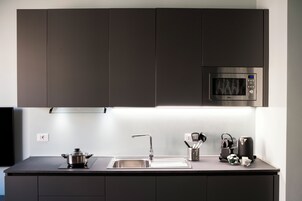 Apartamento Deluxe | Cozinha privada | Um frigorífico/congelador grande, um micro-ondas, uma placa de cozinha 