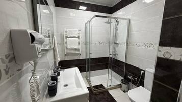 Quarto econômico, vista para o pátio | Banheiro | Chuveiro, secador de cabelo, chinelos, toalhas de banho