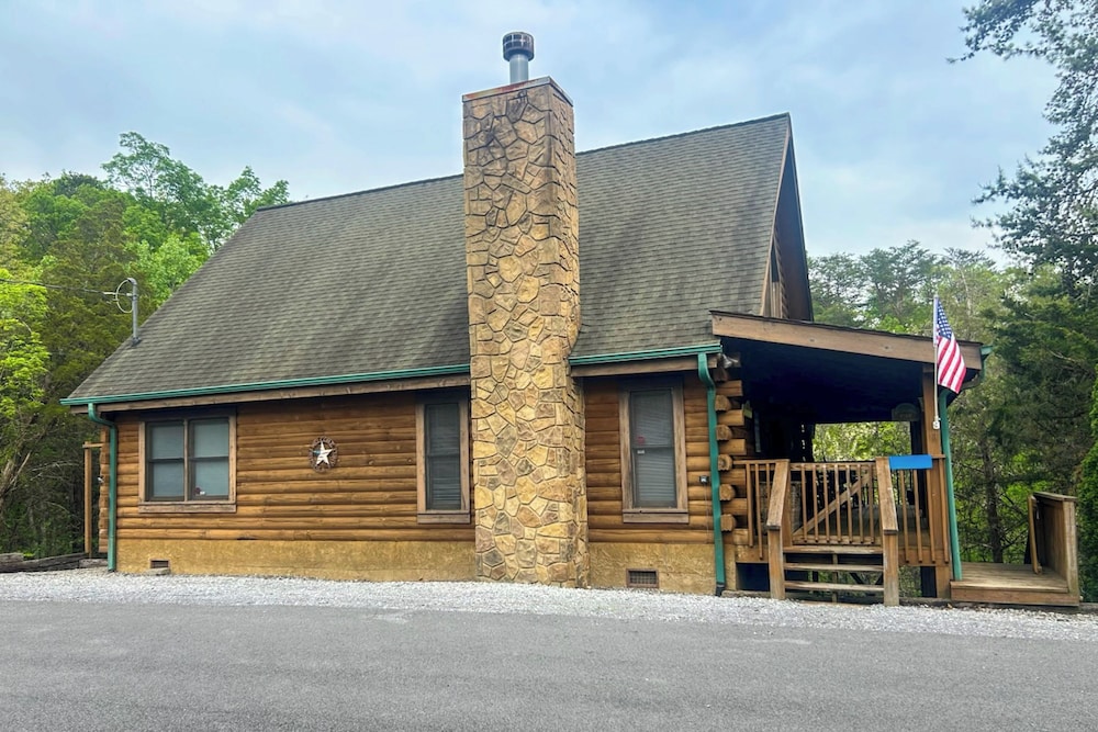 Cabin W/ Deck, Hot Tub & Douglas Lake Resort Perks - Sevierville, TN