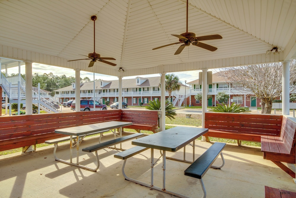 Community Grills & Pool: Gautier Condo! - Shepard State Park, Gautier