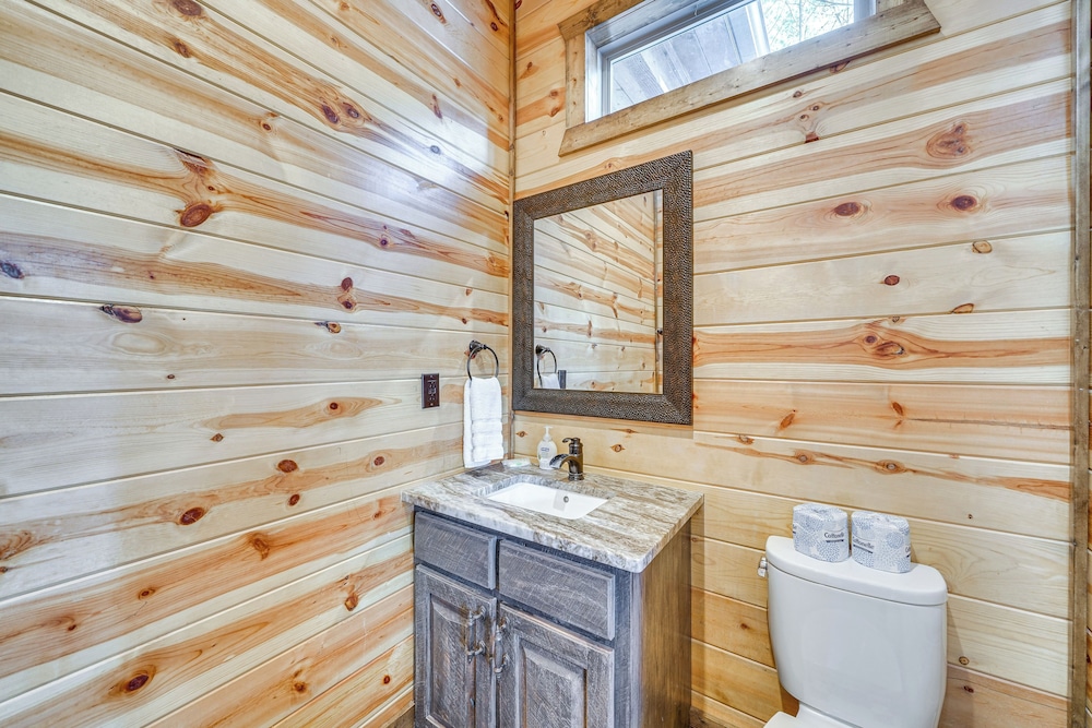 Hot Tub & Game Room: Spacious Cabin In Broken Bow! - Broken Bow, OK