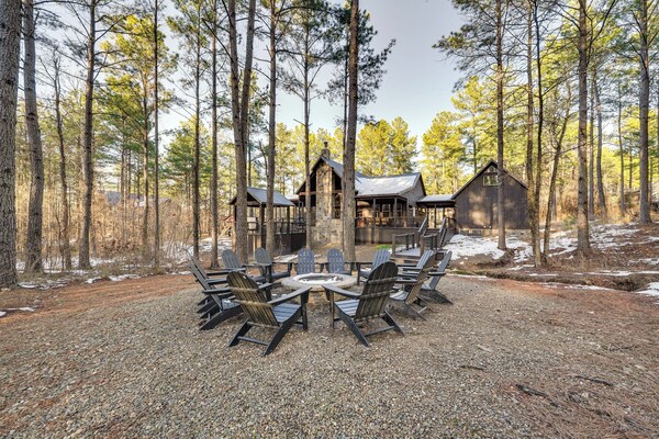 Hot Tub & Game Room: Spacious Cabin In Broken Bow! - Broken Bow, OK