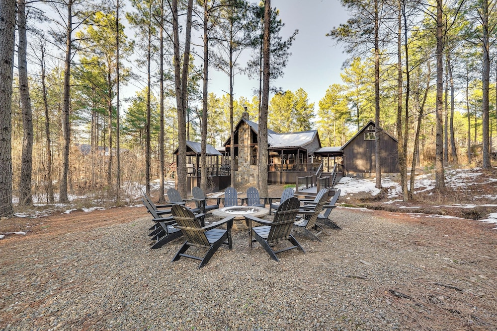 Hot Tub & Game Room: Spacious Cabin In Broken Bow! - Broken Bow, OK