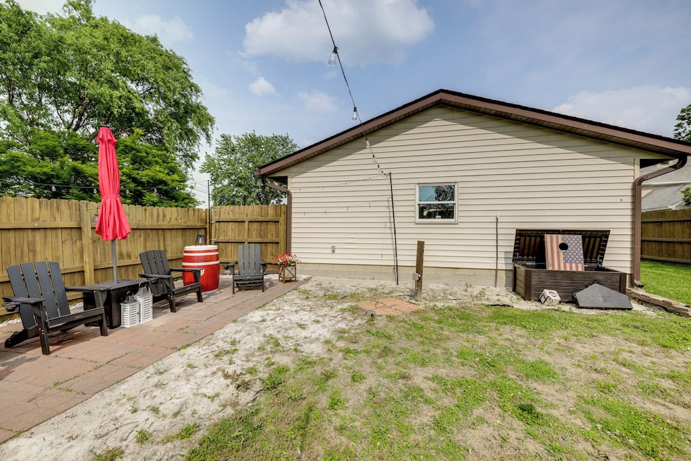 1 Mi To Iu: Hoosier Home W/ Fire Pit & Fenced Yard - Bloomington, IN