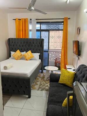 Estúdio Deluxe, Vista para a cidade | Sala de estar | Smart TV de 24 polegadas com canais digitais 