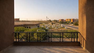 Chalé standard, sacada, vista para o pátio | Terraço/pátio