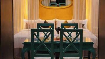 Quarto quádruplo família, vista para a cidade | Escrivaninha, espaço de trabalho para notebook, Wi-Fi de cortesia