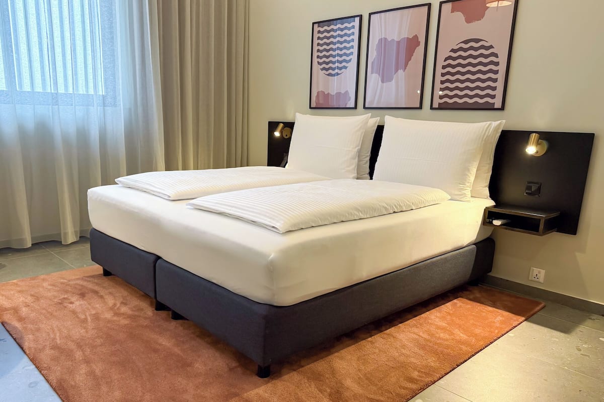 Quarto Duplo Standard | Roupa de alta qualidade, cofre no quarto, cortinas/cortinados opacos