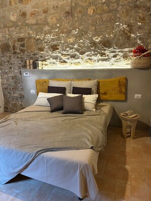 Condo, varanda coberta, vista para o jardim | 1 quarto, quartos à prova de som, Wi-Fi de cortesia, roupa de cama