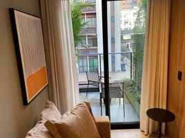 Apartamento luxo | Área de estar | TV de tela plana 43 polegadas com canais a cabo