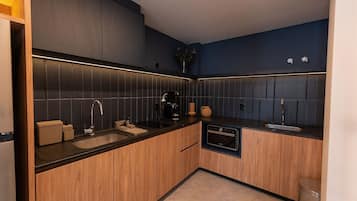 Apartamento conforto | Cozinha privada | Cafeteira/chaleira, mesas de jantar