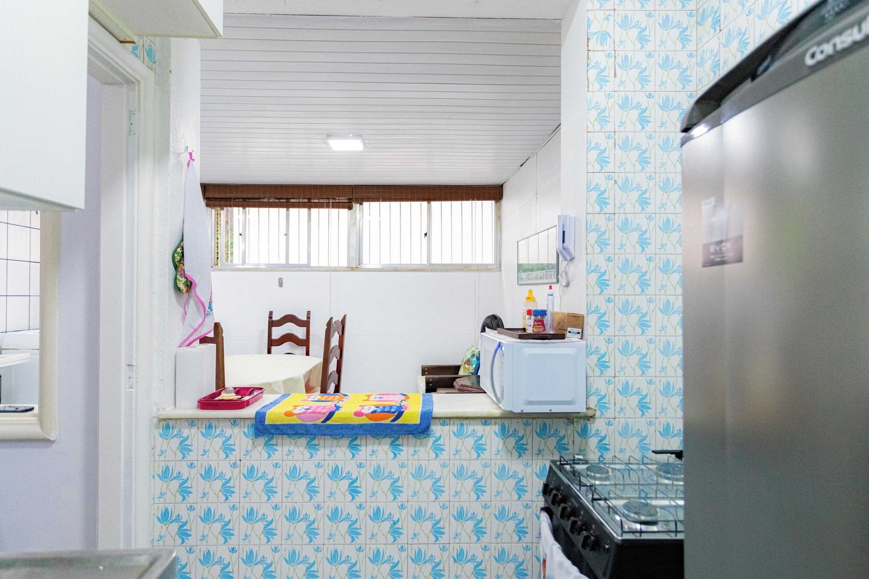 SUH Copacabana 83 | Cozinha privada | Um frigorífico, um micro-ondas, um forno, utensílios de cozinha 