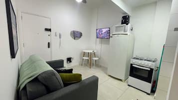 SUH Copacabana 91 | Sala de estar | Smart TV de 30 cm com canais digitais