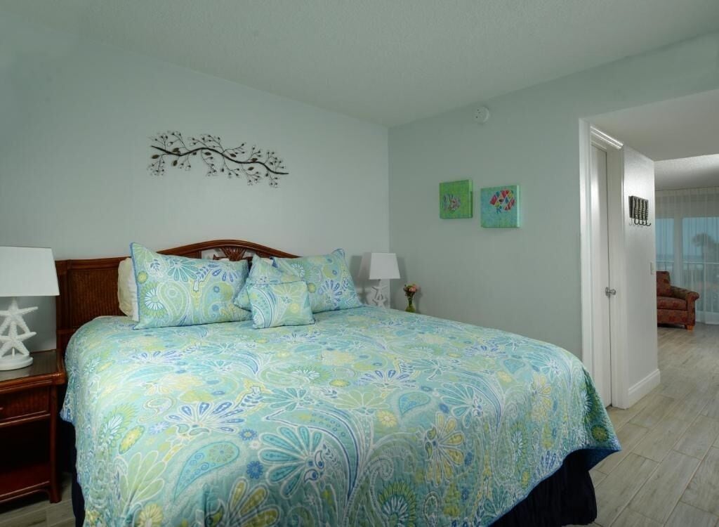 Cozy Beach Retreat | Couple Room W/ Partial Ocean View & Pool Access - Melbourne Beach, FL