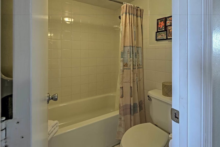 Stunning Afternoon Beach Walk: Spacious Suite W/ Pool & Pristine Beach Access - Melbourne Beach, FL