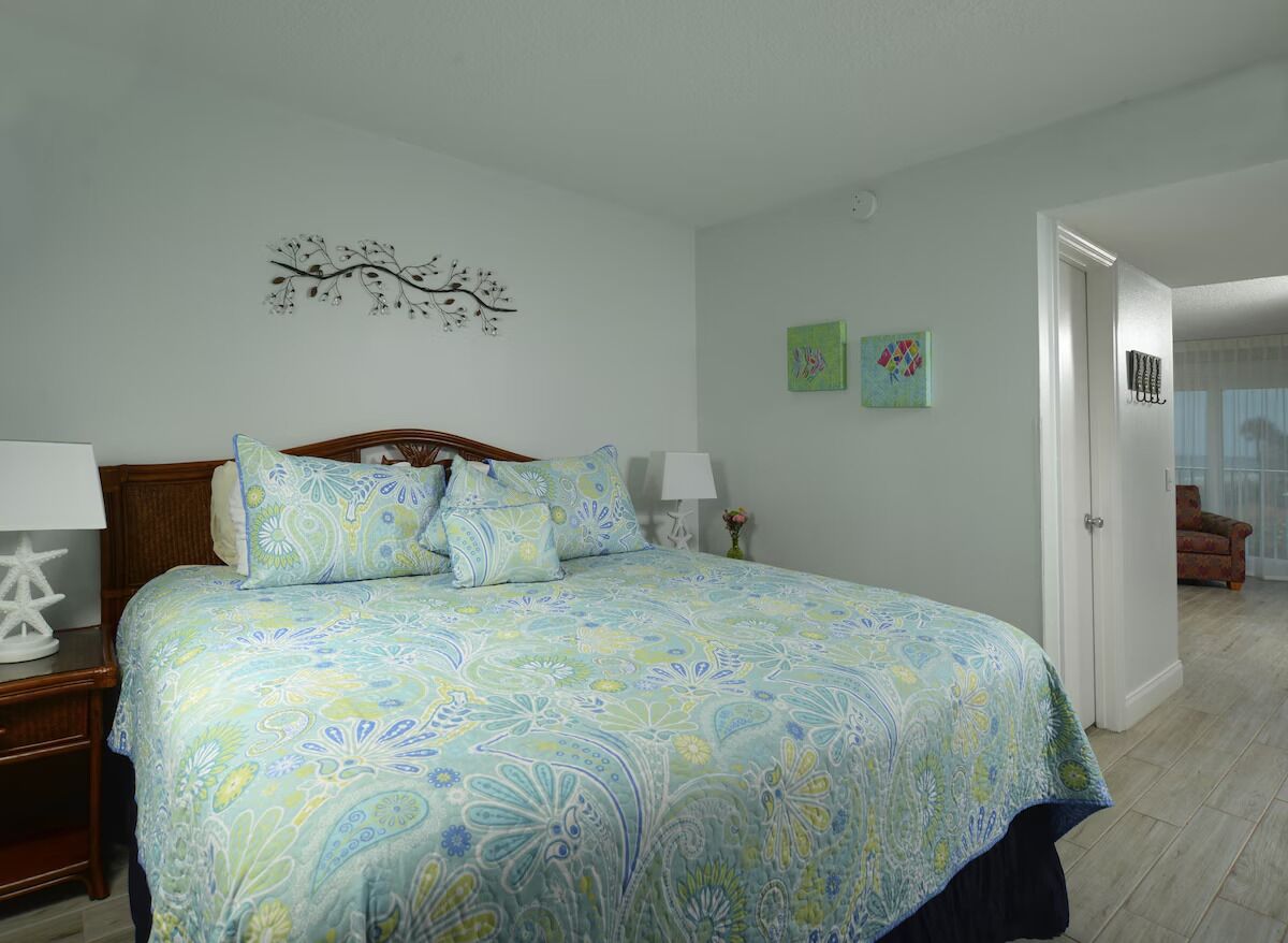 Soothing Seaside Stay: Scenic By The Ocean With Kitchen - Melbourne Beach, FL