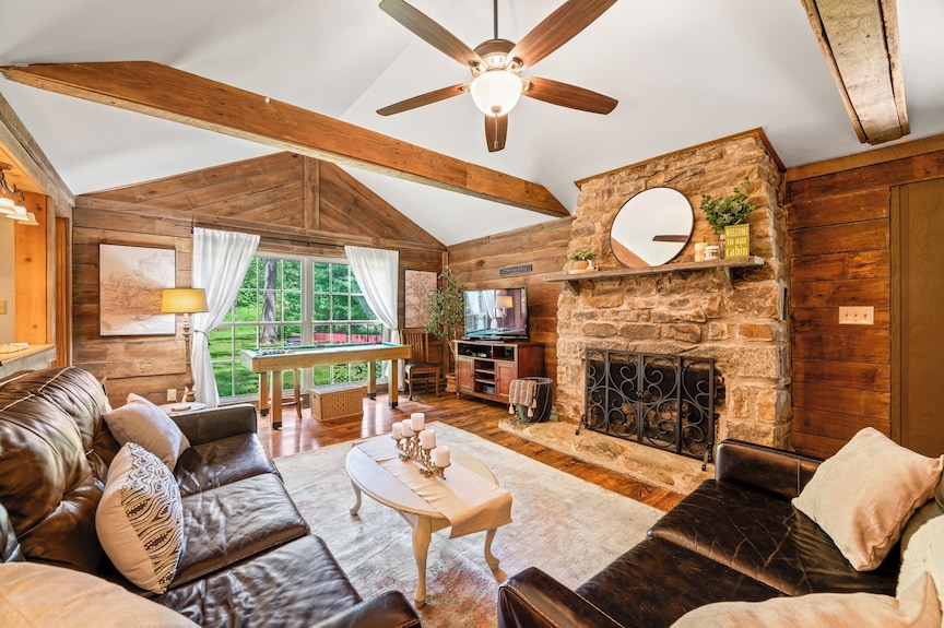 The Butterstone Cottage - Hot Tub, Bumper Pool, Fire Pit - Brown County, IN