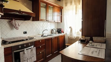 Um frigorífico, um micro-ondas no espaço comum, uma placa de cozinha