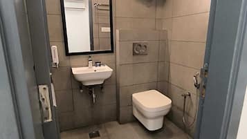 Quarto Duplo Deluxe | Casa de banho | Um polibã, artigos de higiene pessoal grátis, toalhas fornecidas, sabão