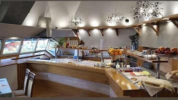 Pequenos-almoços servidos, cozinha local e internacional