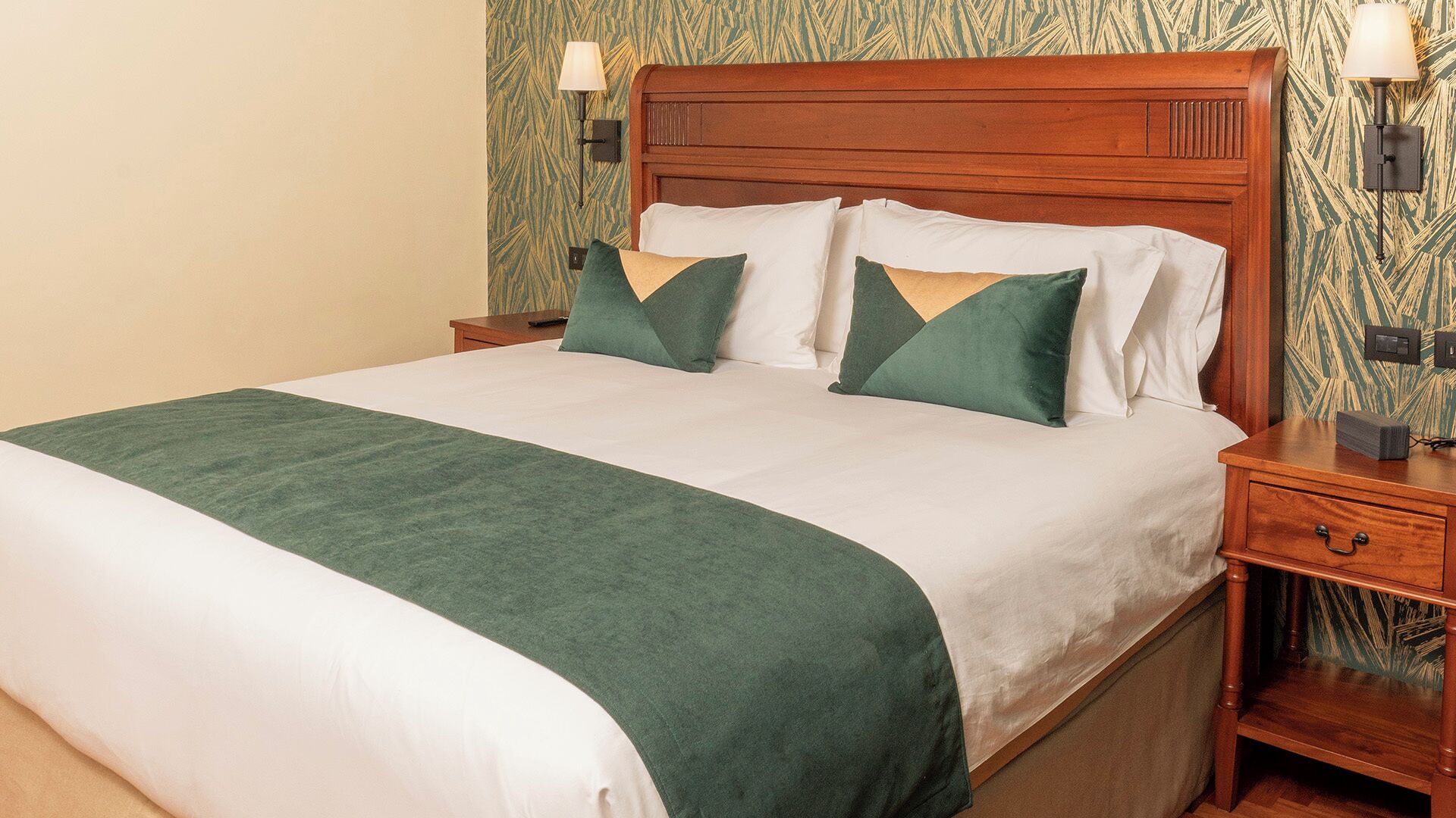 Quarto Deluxe, 1 cama king-size | Edredões de penas, camas de colchão pillowtop, cofre no quarto 