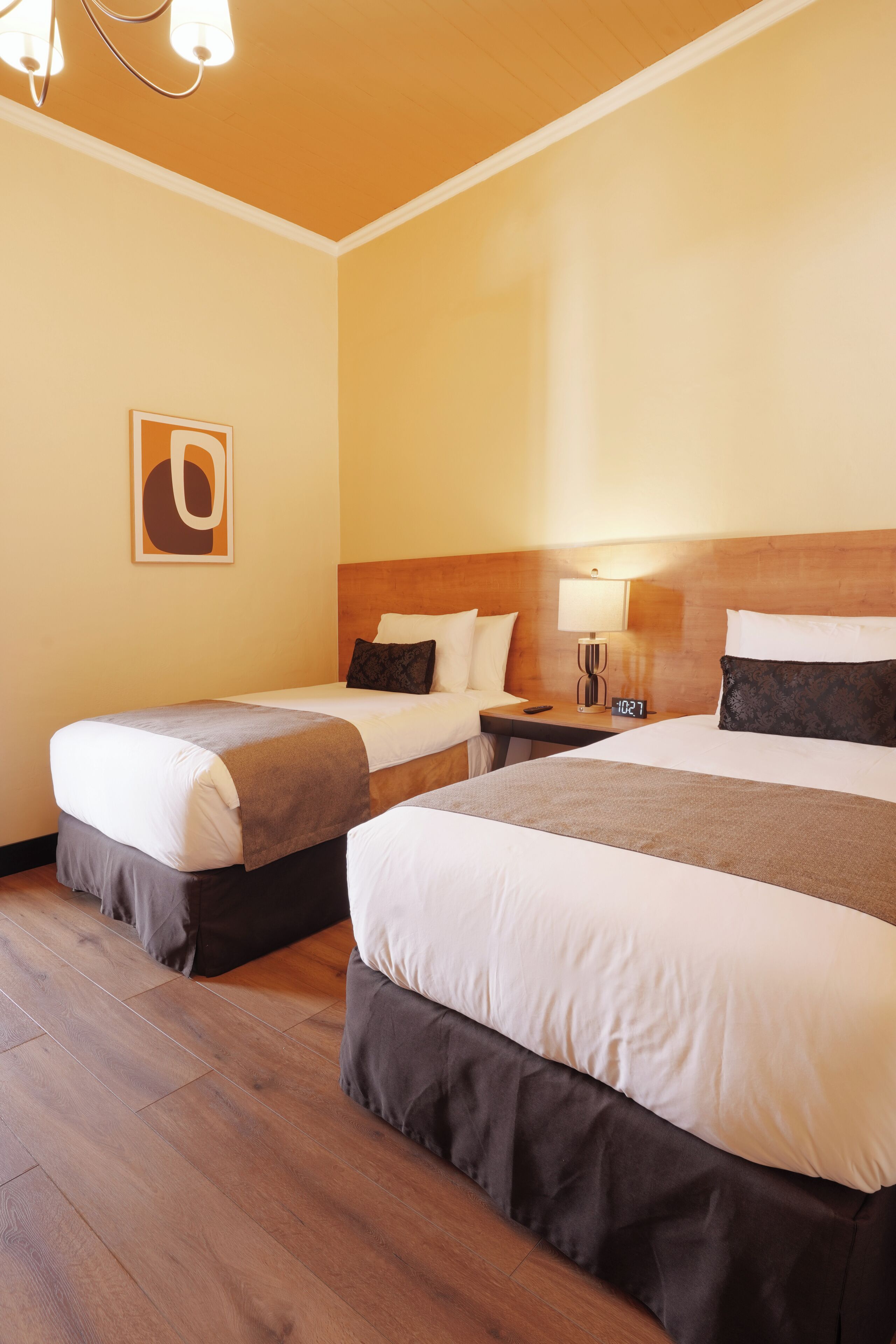 Quarto Duplo Standard | Edredões de penas, camas de colchão pillowtop, cofre no quarto 