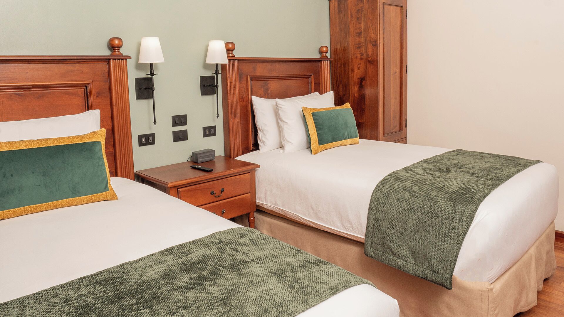 Quarto Deluxe | Edredões de penas, camas de colchão pillowtop, cofre no quarto 