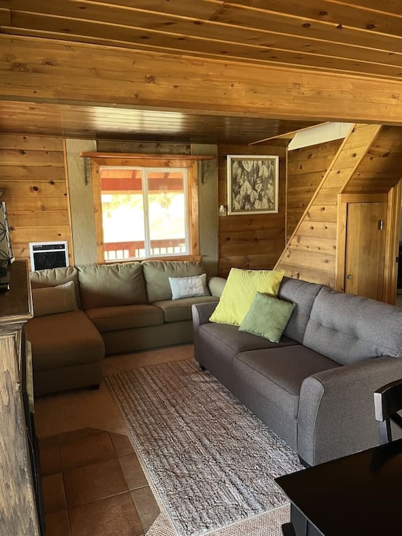 Pet Friendly! Sweeping Views Of The Meadow With A Wrap Around Deck! - Utah