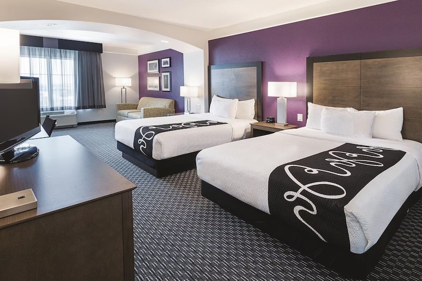 Sleep By The Thrills: 2 Cozy Hotel Rooms Near Six Flags & At&t Excitement! - Arlington, TX