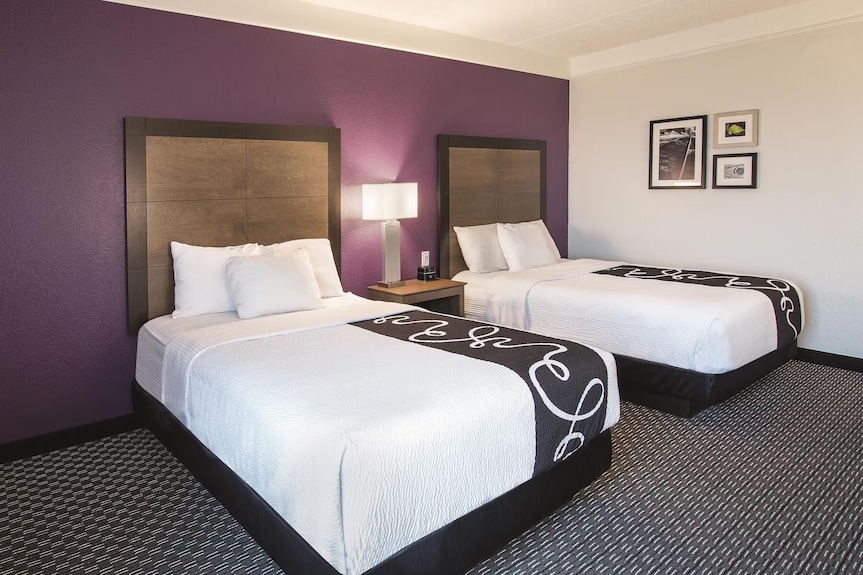 2 Double Beds, La Quinta Inn, Free Breakfast & Pool Relaxation Near Six Flags - Arlington, TX