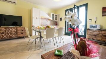 Apartamento, vista para o mar | Cozinha privada | Uma chaleira elétrica