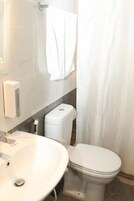 Chuveiro/banheira combinados, secador de cabelo, toalhas de banho 