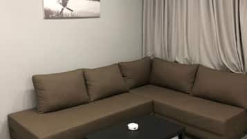 Villa Comfort, vista para a praia | Sala de estar | Televisor LCD de 32 polegadas com canais via satélite